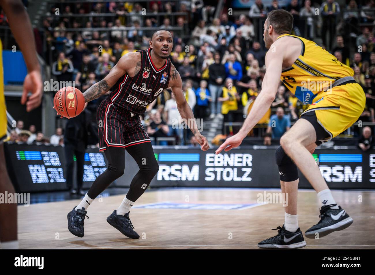 Kyle Lofton (Bamberg Baskets, #00) vs. Jonas Wohlfarth-Bottermann (MHP ...