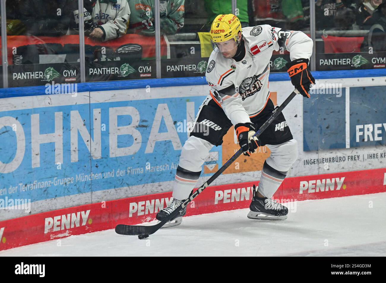 Augsburg, Deutschland. 12th Jan, 2025. am Puck Andrew WELINSKI (Loewen ...