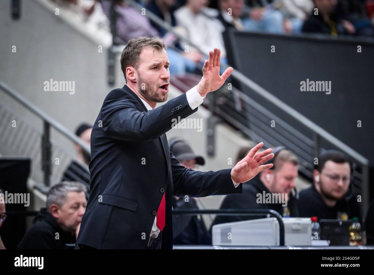 Anton Gavel (Bamberg Baskets, Head Coach) - Handzeichen, Ruf / GER, MHP ...