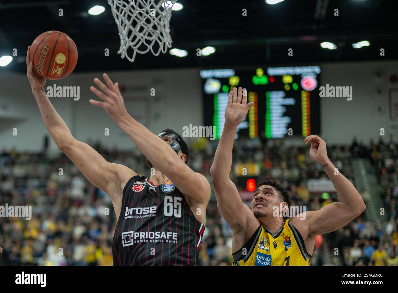 Filip Stanic (Bamberg Baskets, #65), Joel Scott (MHP Riesen Ludwigsburg ...