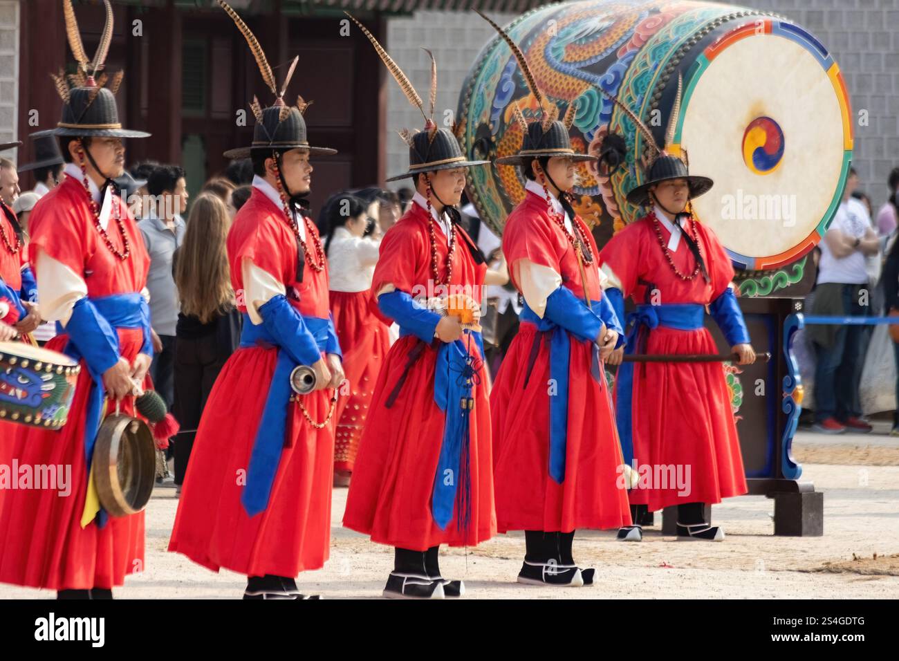 Changing of the guard ceremony in Gyeongbokgung Palace Seoul South ...