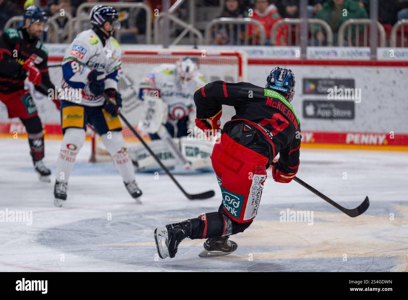 Ryan Mckiernan (Duesseldorfer EG, #08) schiesst aufs Tor von Jake ...