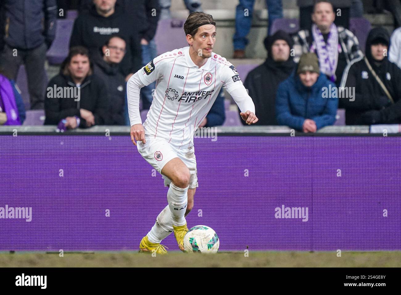 Antwerpen, Belgium. 12th Jan, 2025. ANTWERPEN, BELGIUM - JANUARY 12: Dennis Praet of Royal ...