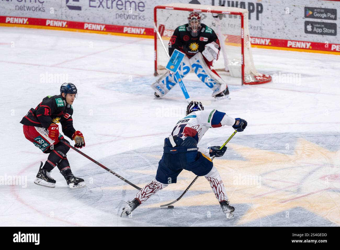 Maxim Schaefer (Eisbaeren Berlin, #71) vor dem Duesseldorfer Tor, GER ...