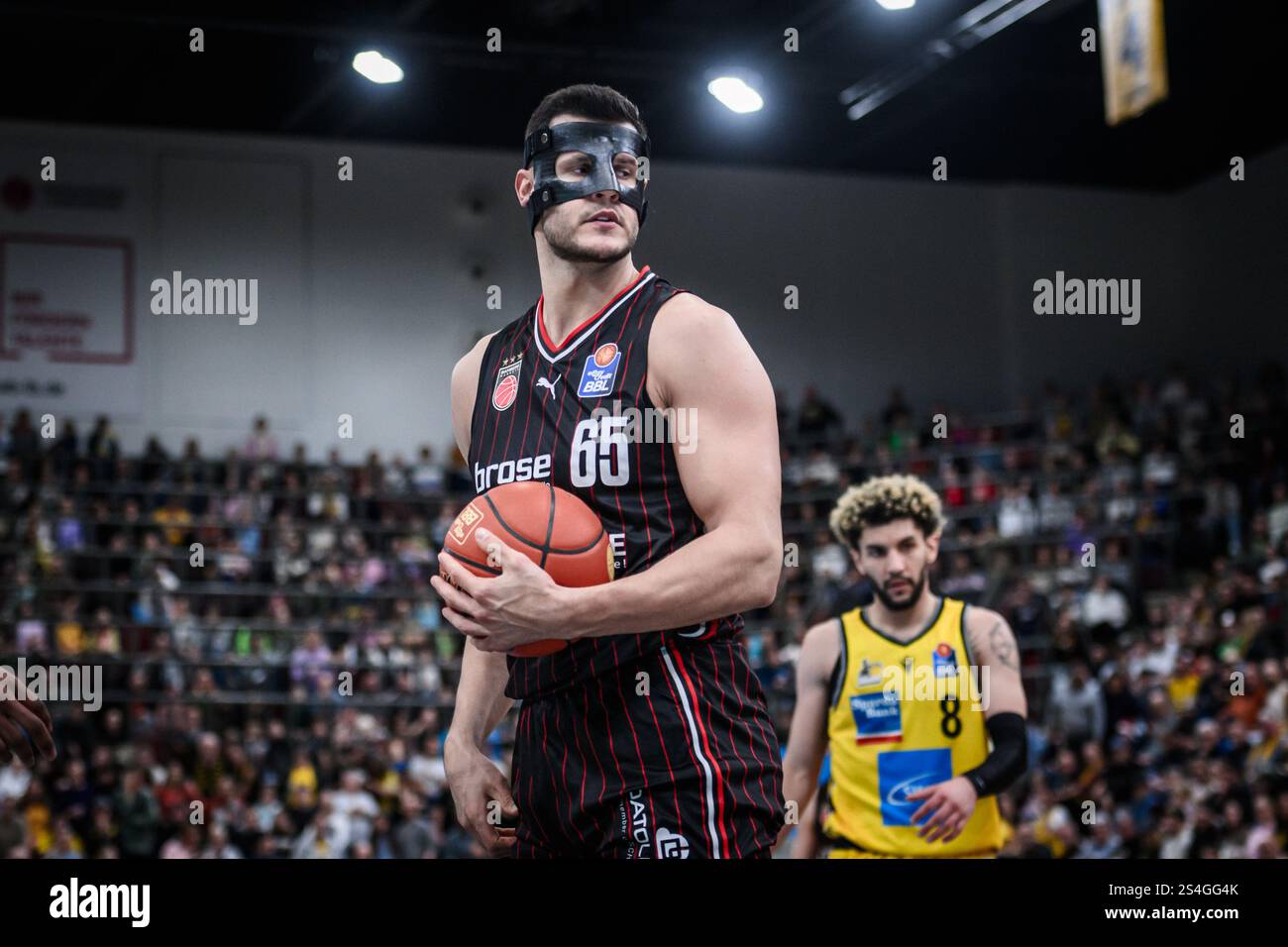 Filip Stanic (Bamberg Baskets, #65) / dahinter unscharf: Hunter ...