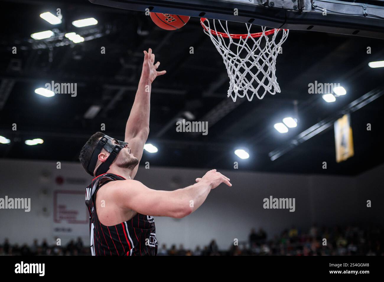 Filip Stanic (Bamberg Baskets, #65) - zieht mit Ball zum Korb / GER ...