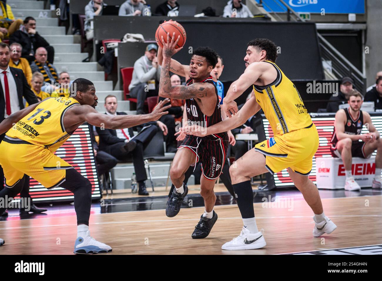 Ronaldo Segu (Bamberg Baskets, #10) zwischen Yorman Polas Bartolo (MHP ...