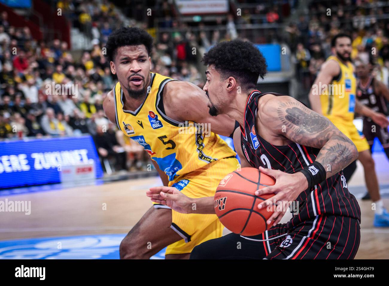 Justin Simon (MHP Riesen Ludwigsburg, #05) vs. Ibrahim Watson (Bamberg ...