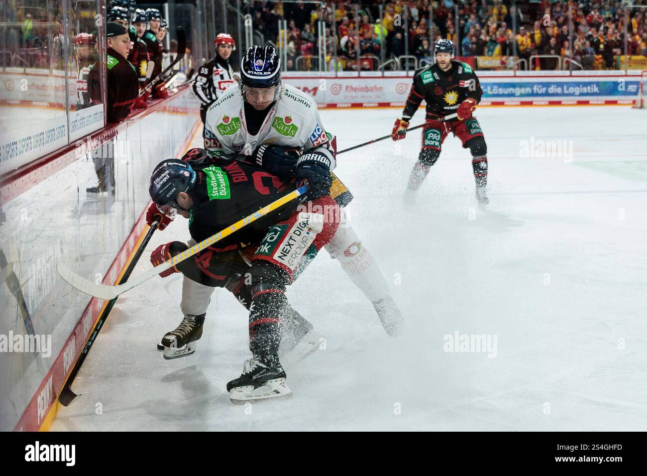 Alexander Blank (D?sseldorfer EG, 24) Bandencheck Manuel Wiederer (Eisb ...