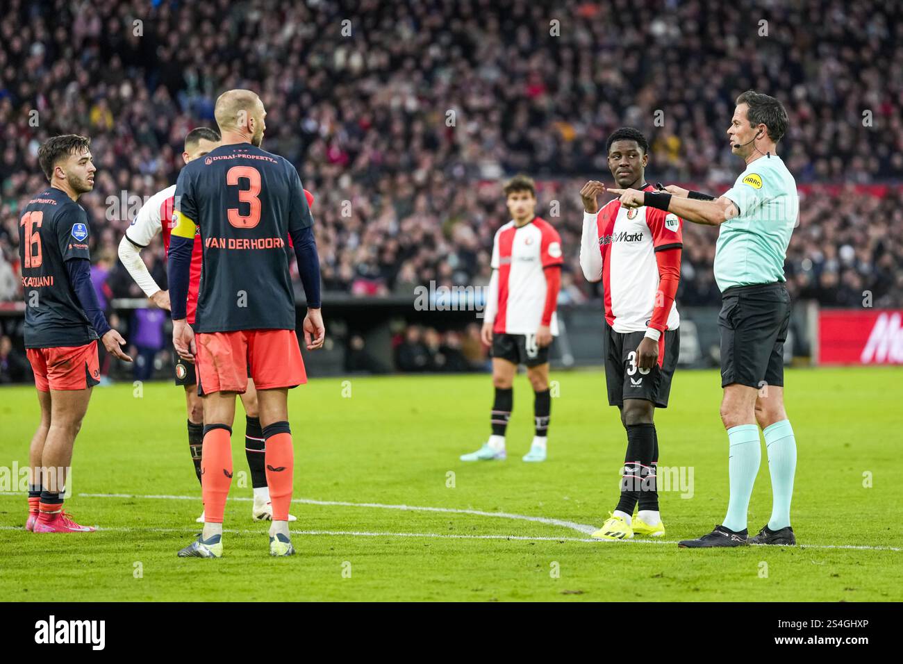 Rotterdam, The Netherlands. 12th Jan, 2025. Rotterdam - Referee Bas ...