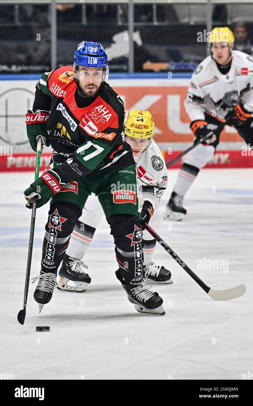 Augsburg, Deutschland. 12th Jan, 2025. Im Duell Luca TOSTO (Augsburger ...