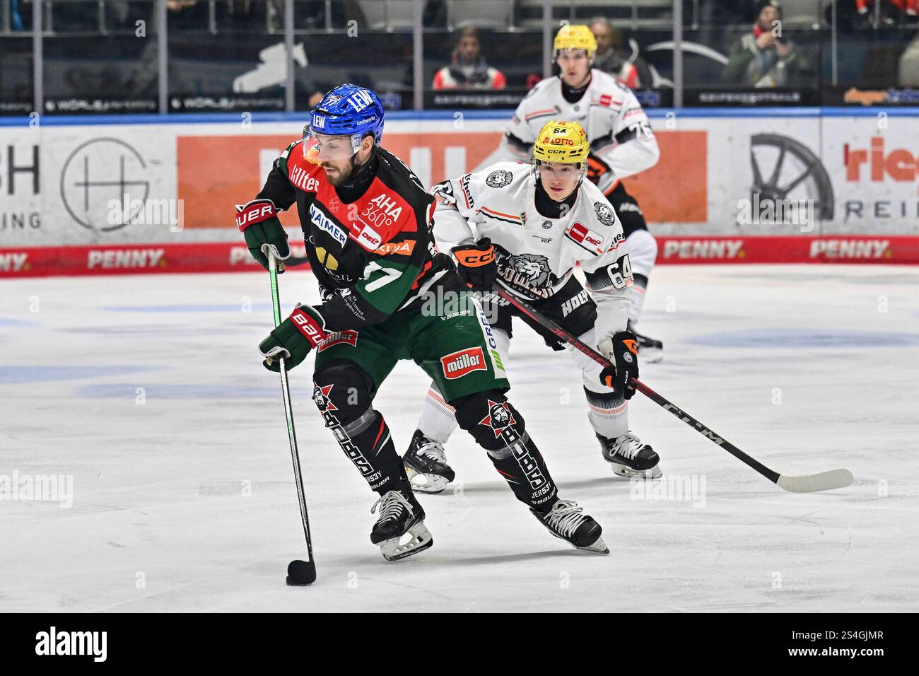 Augsburg, Deutschland. 12th Jan, 2025. Im Duell Luca TOSTO (Augsburger ...