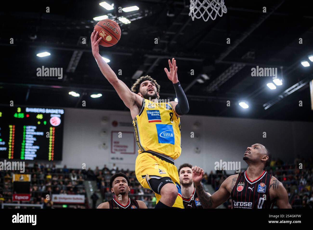 Hunter Maldonado (MHP Riesen Ludwigsburg, #08) zieht mit Ball zum Korb, die Bamberger unten ...
