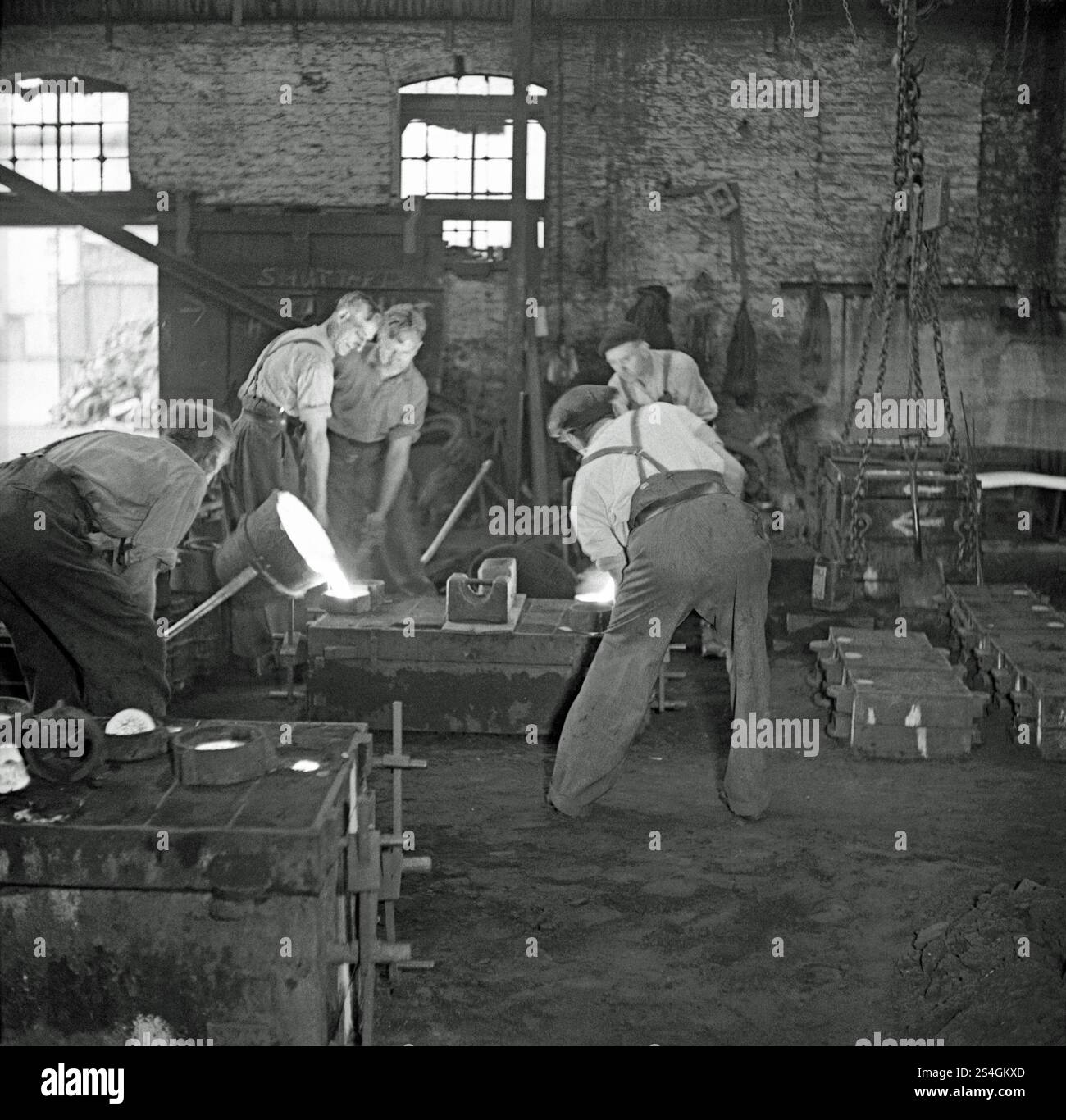 Worker pouring molten iron hi-res stock photography and images - Alamy