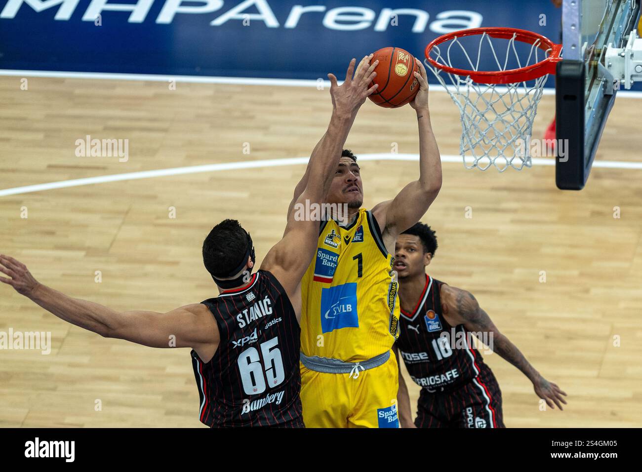 Filip Stanic (Bamberg Baskets, #65), Joel Scott (MHP Riesen Ludwigsburg ...
