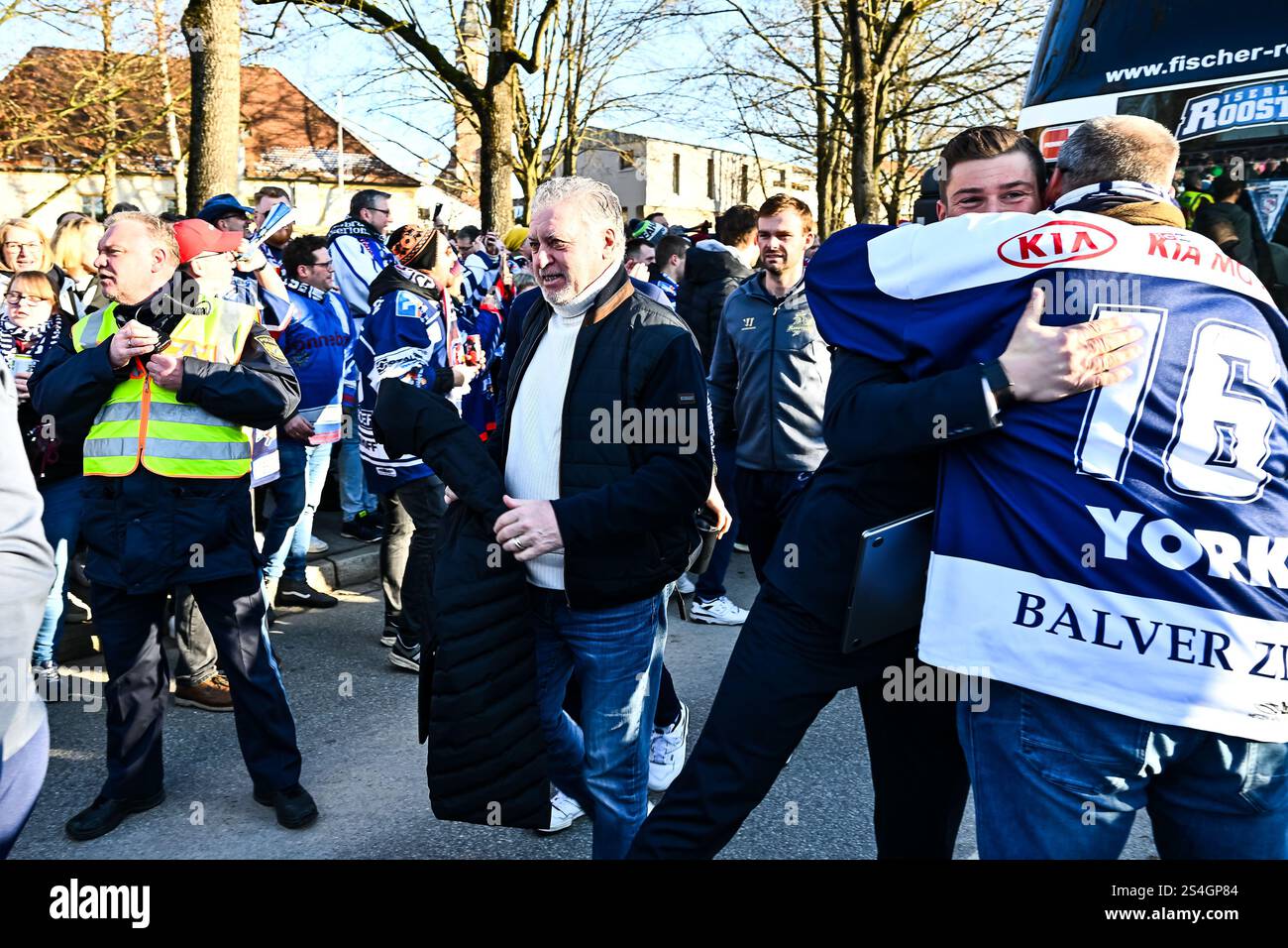 Jubel, Freude bei den ca. 1000 mit einem Sonderzug angereisten Fans der ...