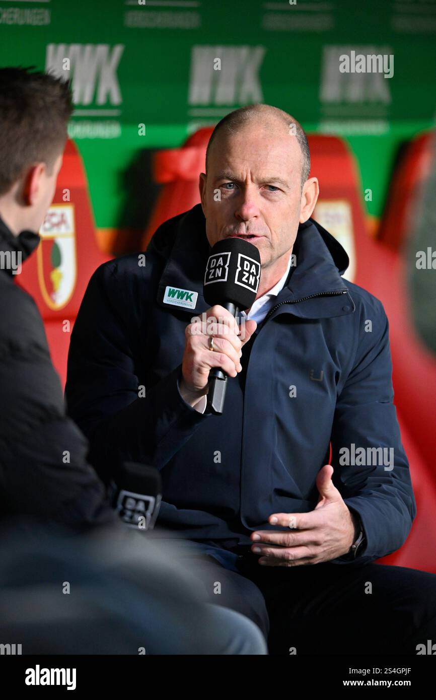 vor Spielbeginn: Trainer Coach Jess Thorup FC Augsburg FCA Portrait im Interview Mikrofon Mikro ...