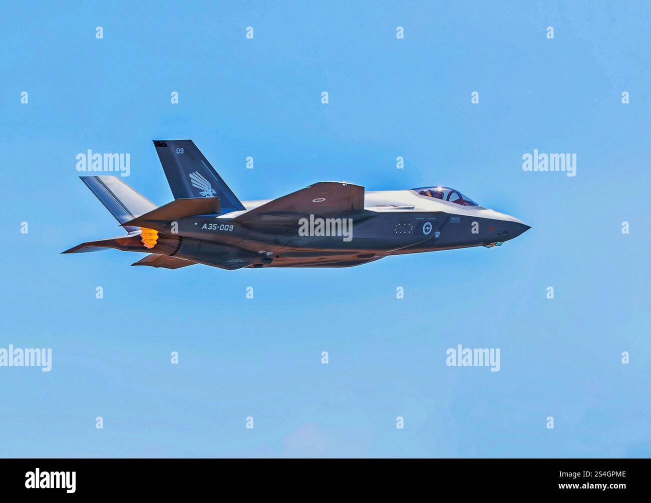 Lockheed-Martin F22 Raptor jet fighter flying Stock Photo - Alamy