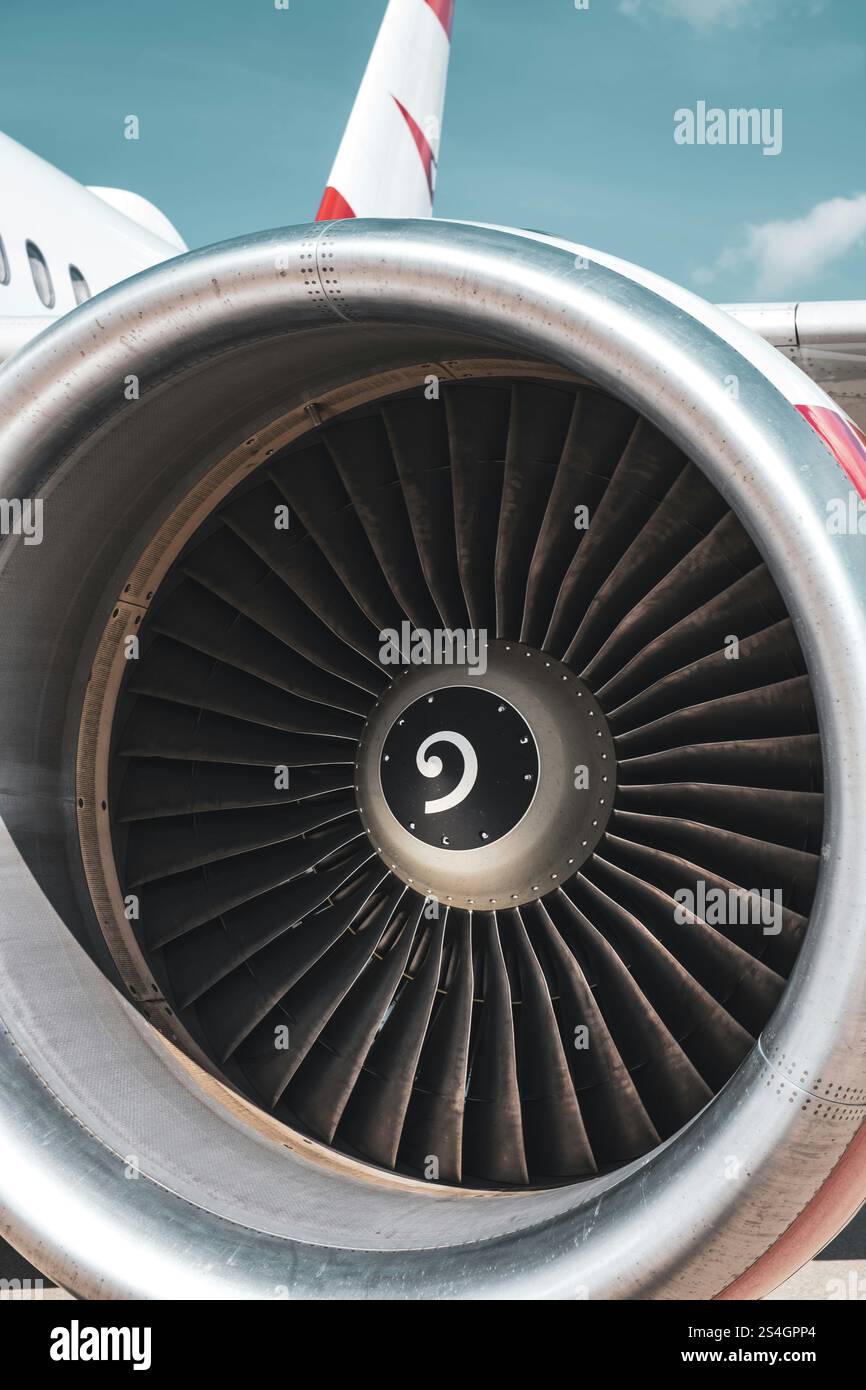 Boeing 777 engine Stock Photo - Alamy