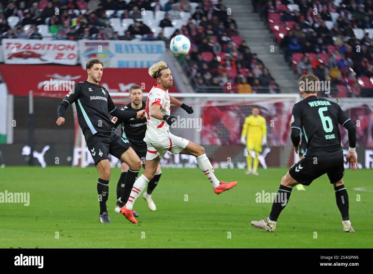 Leipzig, Deutschland. 12th Jan, 2025. Senne Lynen (14, Werder Bremen ...