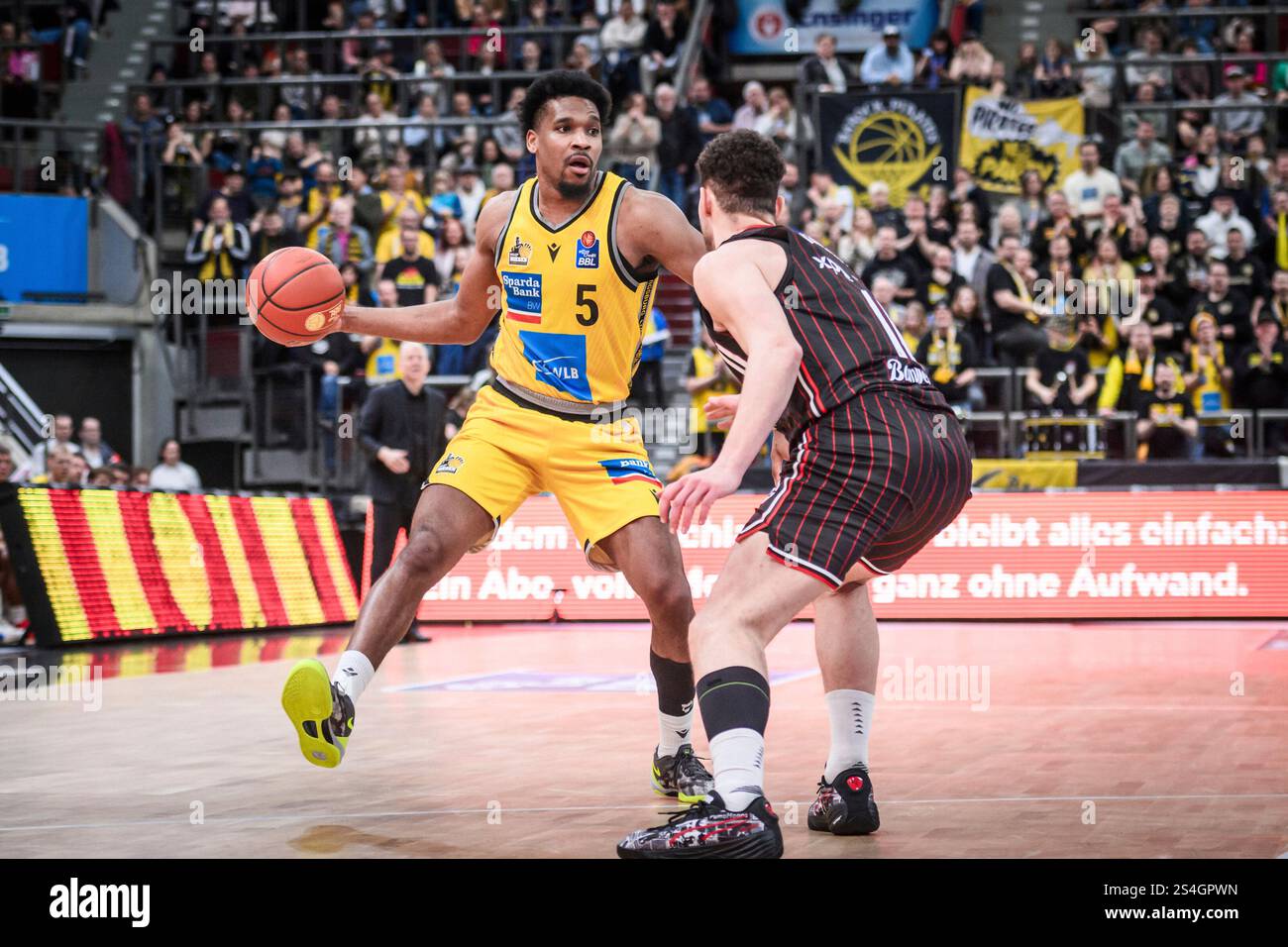 Justin Simon (MHP Riesen Ludwigsburg, #05) vs. Kevin Wohlrath (Bamberg ...
