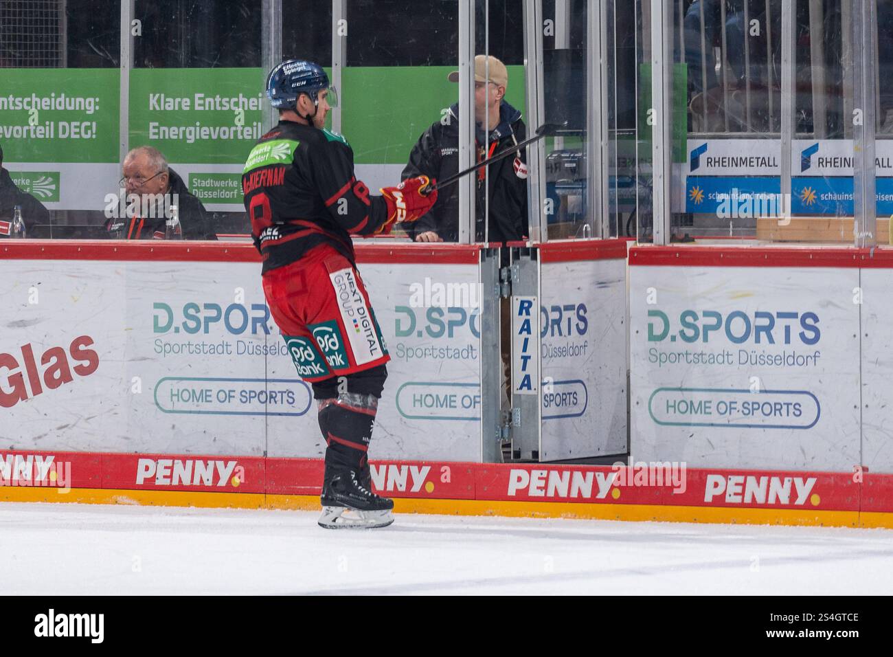 Zwei Minuten Strafe fuer Ryan Mckiernan (Duesseldorfer EG, #08), GER ...