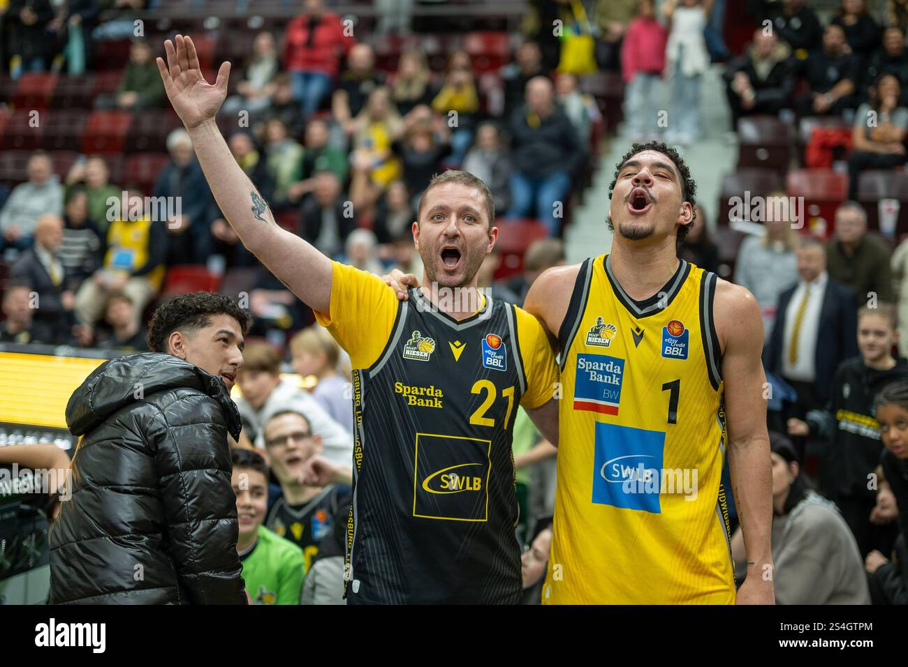 Die Riesen feiern den Sieg, Barock Pirates (Fanclub MHP Riesen), Joel ...