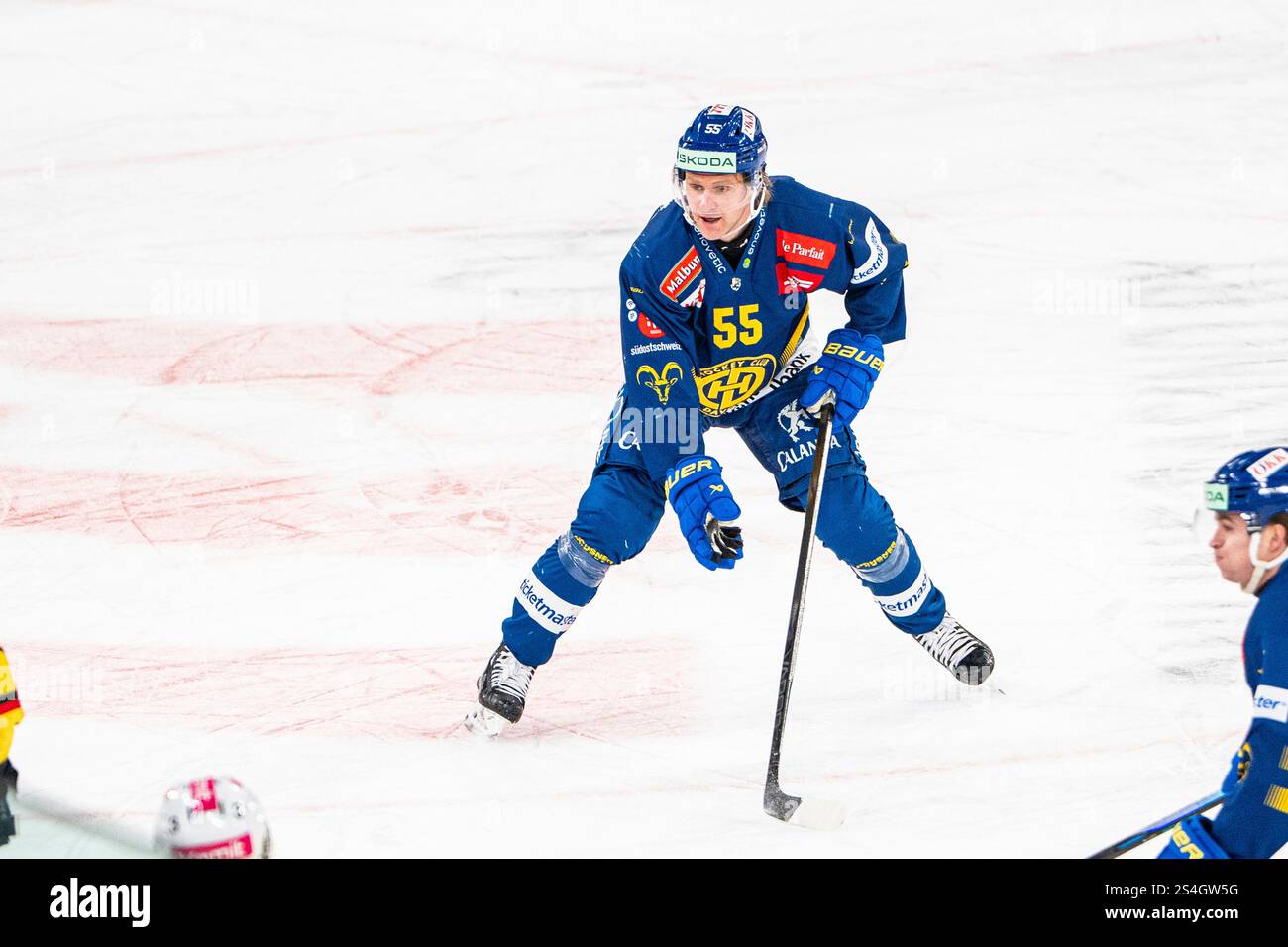 Davos-Platz, Eisstadion Davos, NL: HC Davos - SC, USA. 11th Jan, 2025. Bern, Calle Andersson of ...