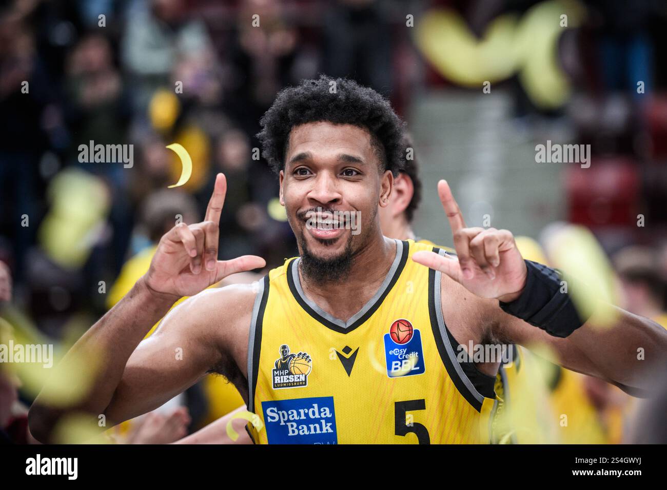 Justin Simon (MHP Riesen Ludwigsburg, #05) - Freude, Jubel nach ...