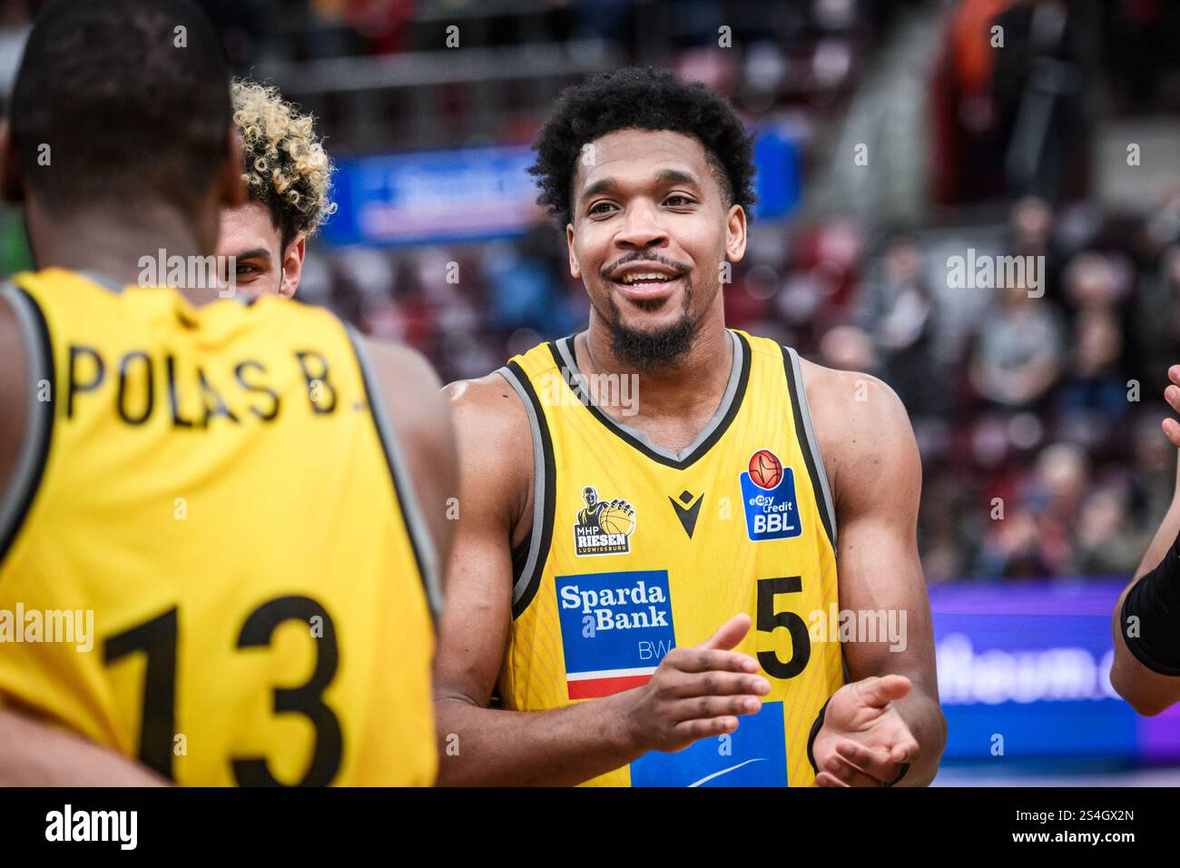 Justin Simon (MHP Riesen Ludwigsburg, #05) - Laecheln, Freude nach ...