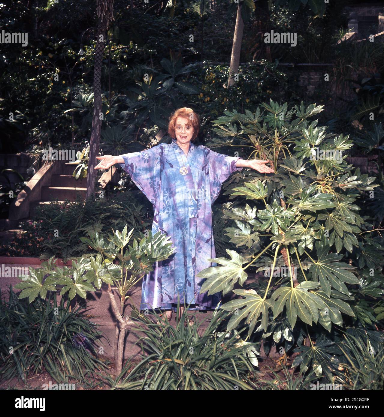 ELSA LANCHESTER in 1972 at home in her garden in Los Angeles Stock ...
