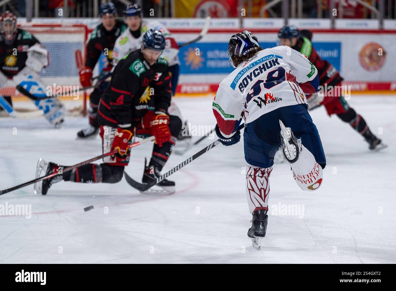 Zach Boychuk (Eisbaeren Berlin, #89) schiesst aufs Duesseldorfer Tor ...
