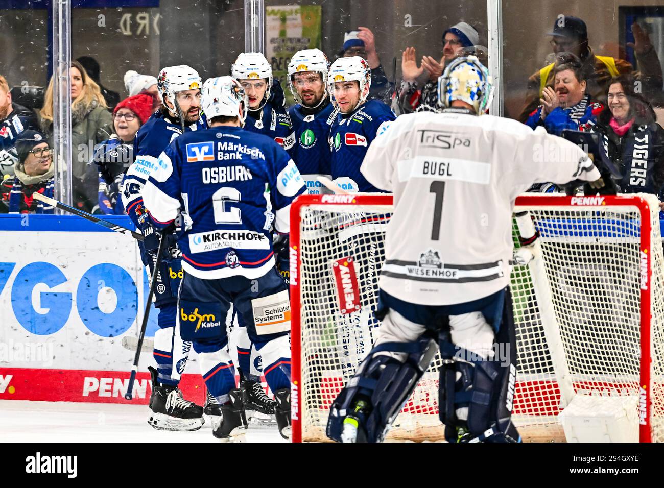 Torjubel, Jubel, Freude bei Torschütze Sven Ziegler (Iserlohn Roosters ...