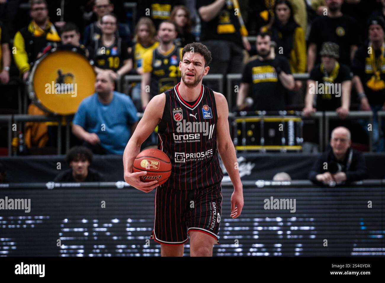 Kevin Wohlrath (Bamberg Baskets, #11) - schaut gefrustet / GER, MHP ...