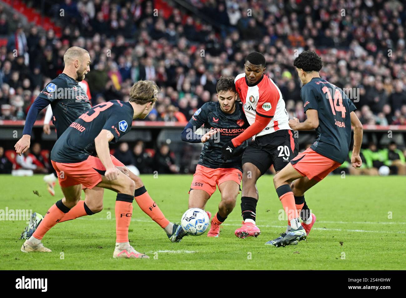 ROTTERDAM - (l-r) Mike van der Hoorn of FC Utrecht, Niklas Vesterlund ...