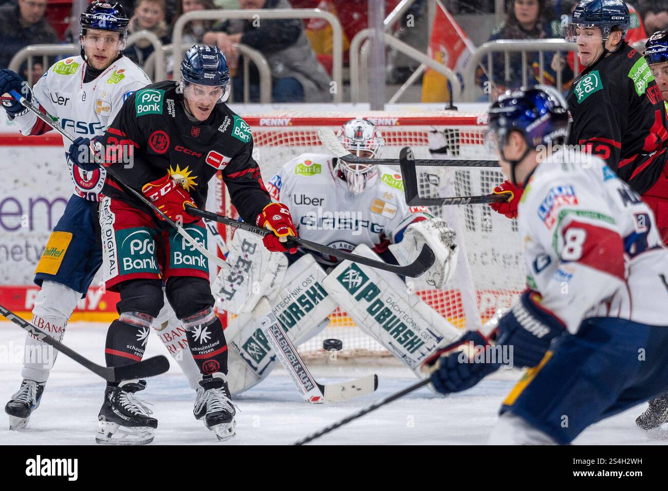 Duesseldorf, Deutschland. 12th Jan, 2025. Der Puck fliegt zum Tor von ...