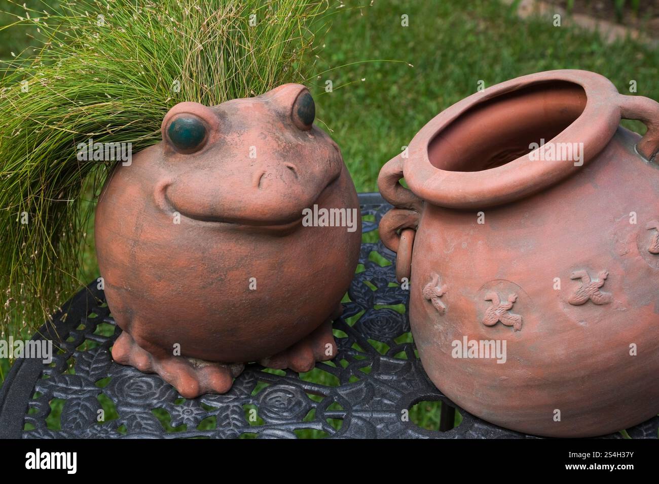 Terracotta frog planter hi-res stock photography and images - Alamy
