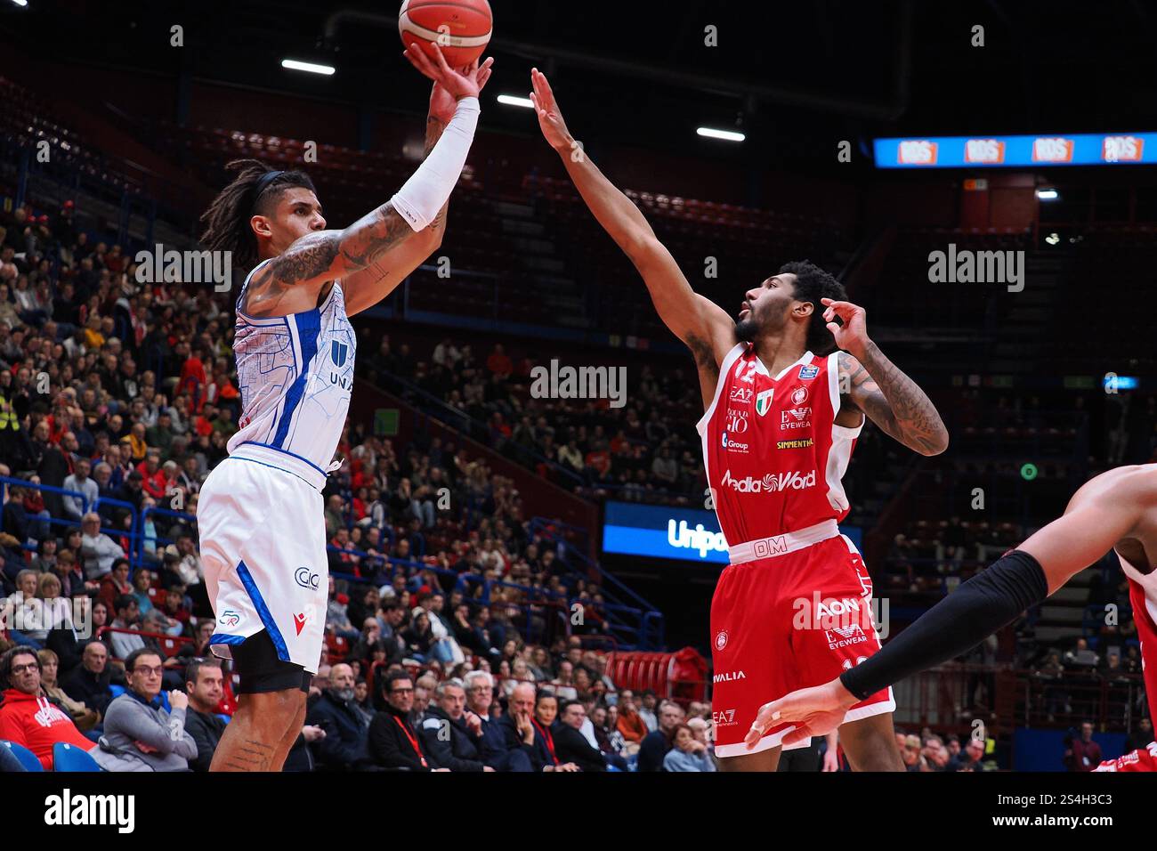 Sasha Grant (UNAHOTELS Reggio Emilia) & Armoni Brooks (EA7 Emporio ...