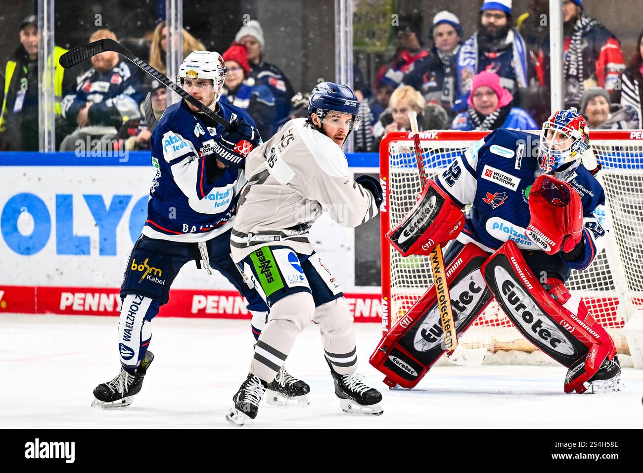 Travis St. Denis (Straubing Tigers, #74) Zach Osburn (Iserlohn Roosters ...
