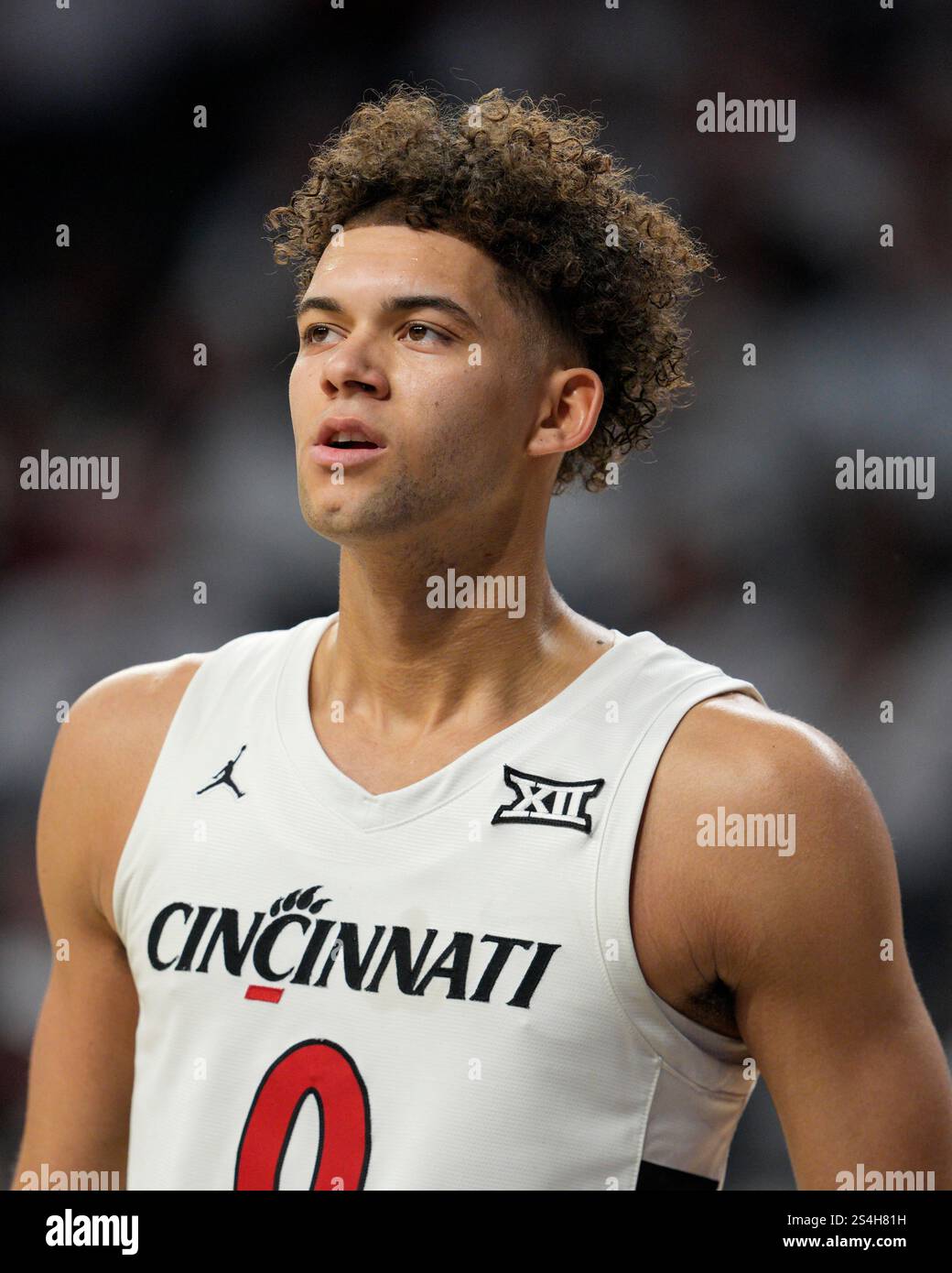 Cincinnati guard Dan Skillings Jr. (0) plays during an NCAA college ...