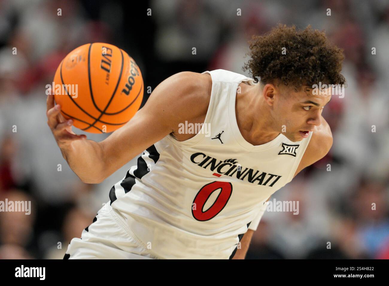 Cincinnati guard Dan Skillings Jr. (0) chases a loose ball during an ...