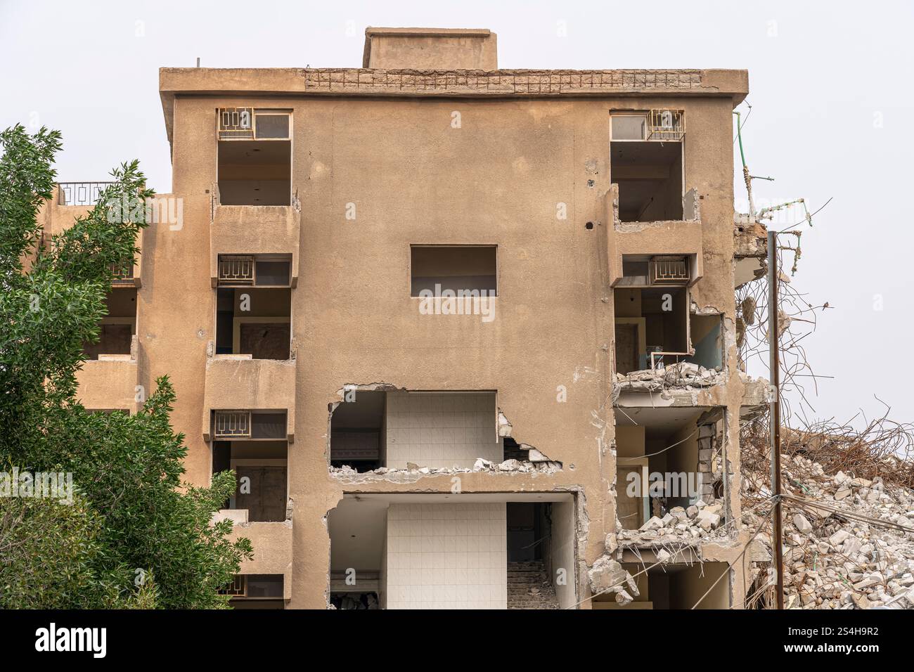 Destroyed house in the market district, Basrah, Iraq Stock Photo - Alamy