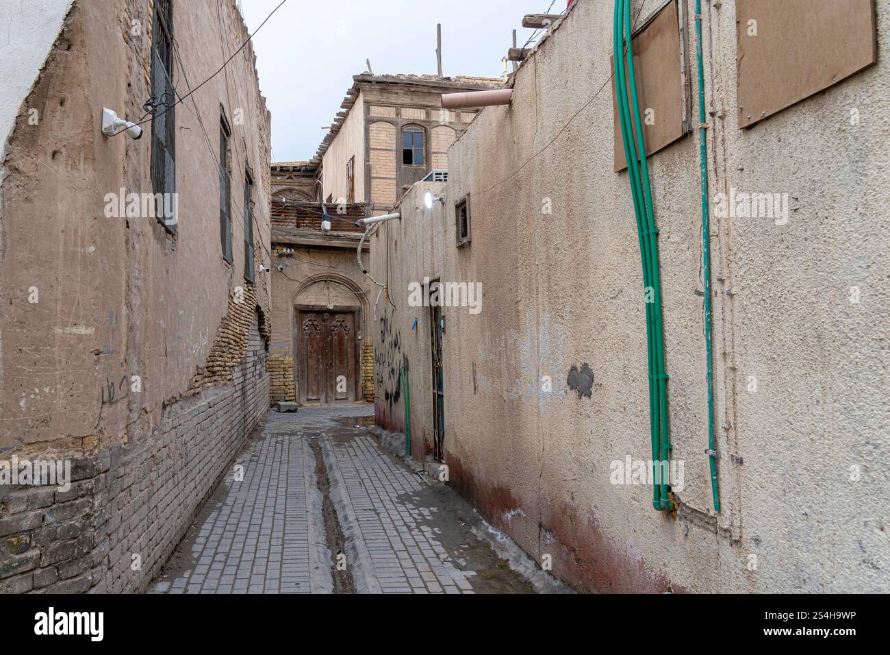 Empty streets and sidewalks of Basrah, Iraq Stock Photo - Alamy