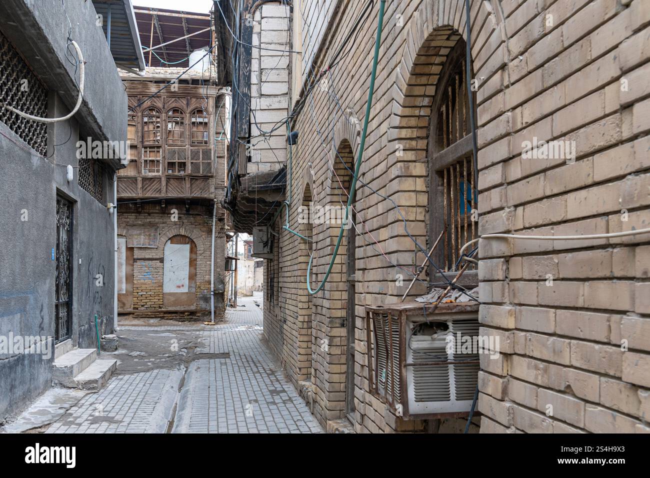 Empty streets and sidewalks of Basrah, Iraq Stock Photo - Alamy