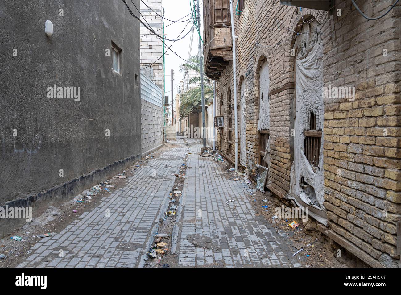 Empty streets and sidewalks of Basrah, Iraq Stock Photo - Alamy