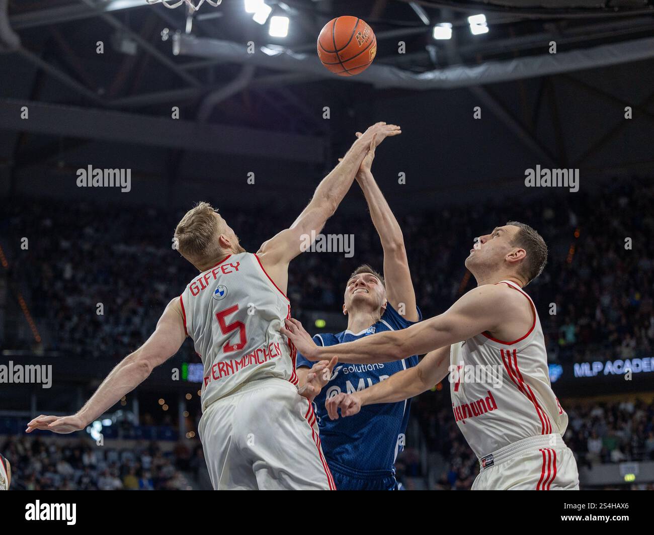 Ryan Mikesell (MLP Academics Heidelberg, #33), Niels Giffey (FC Bayern Basketball, #05 ...