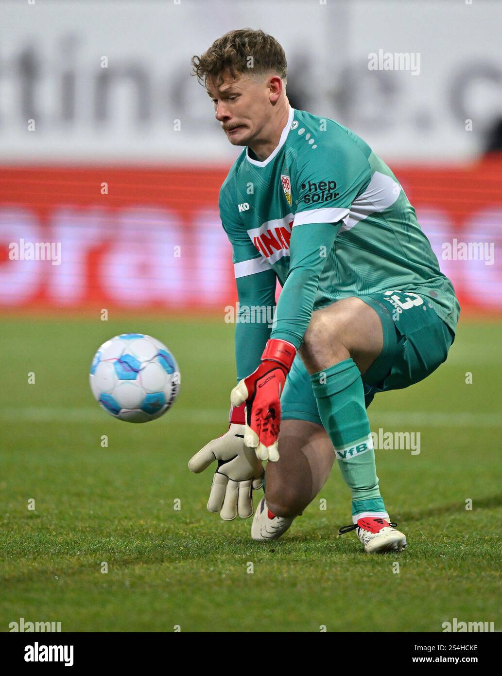 Augsburg, Deutschland. 12th Jan, 2025. Torwart Alexander Nuebel VfB ...