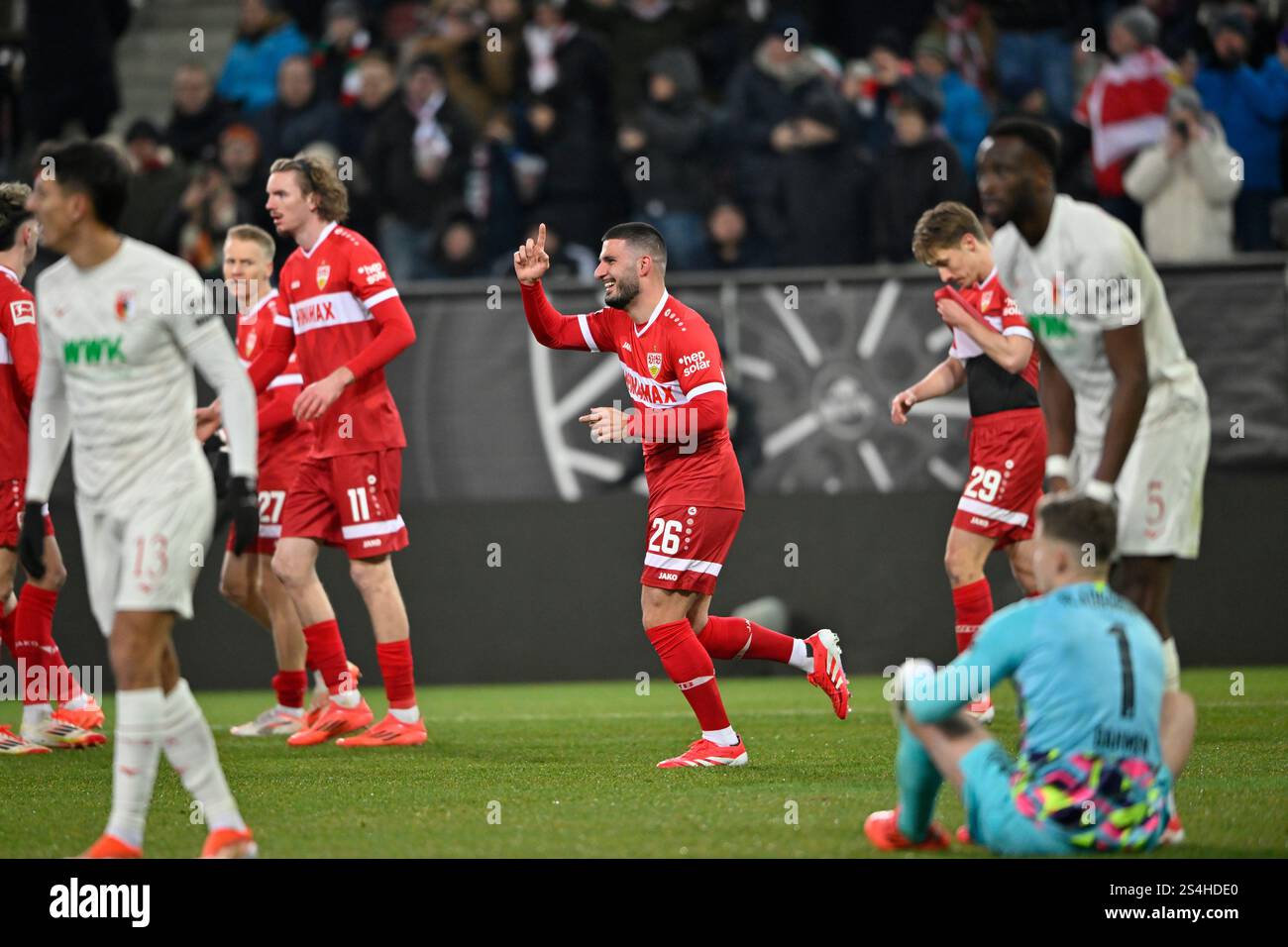 TOR zum 0:1 Deniz Undav VfB Stuttgart (26) Torjubel Torwart Finn Dahmen FC Augsburg FCA (01 ...