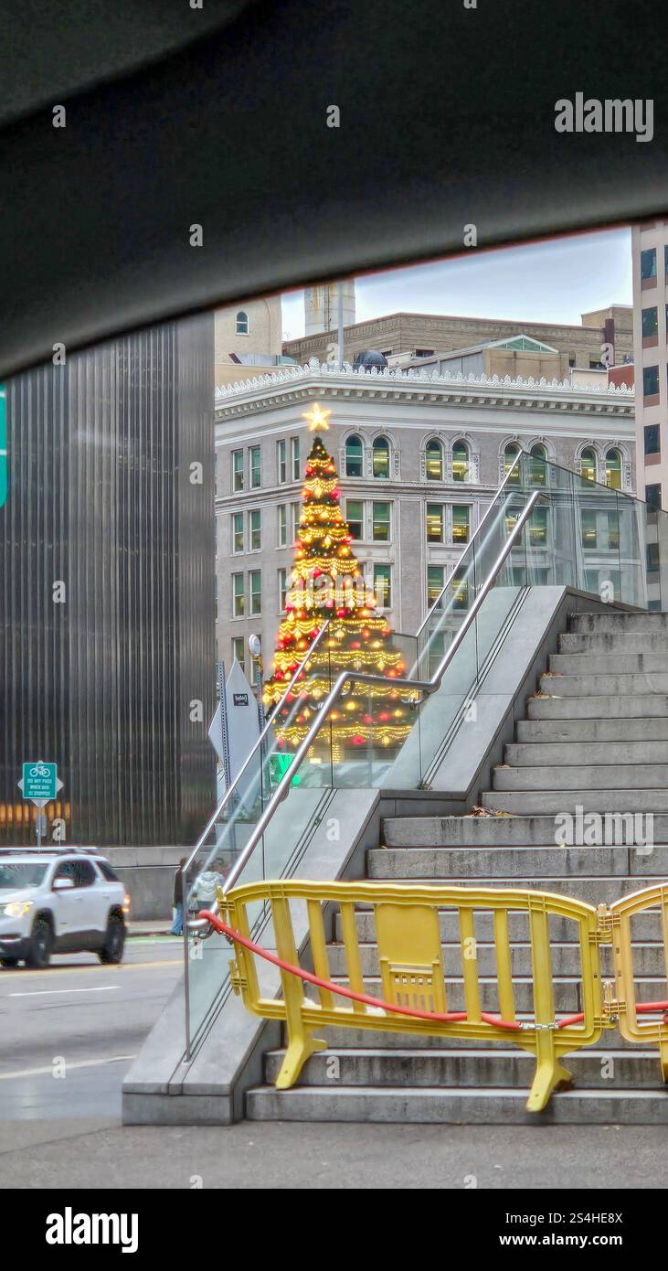 Christmas Tree in Downtown Pittsburgh Pennsylvania Stock Photo - Alamy