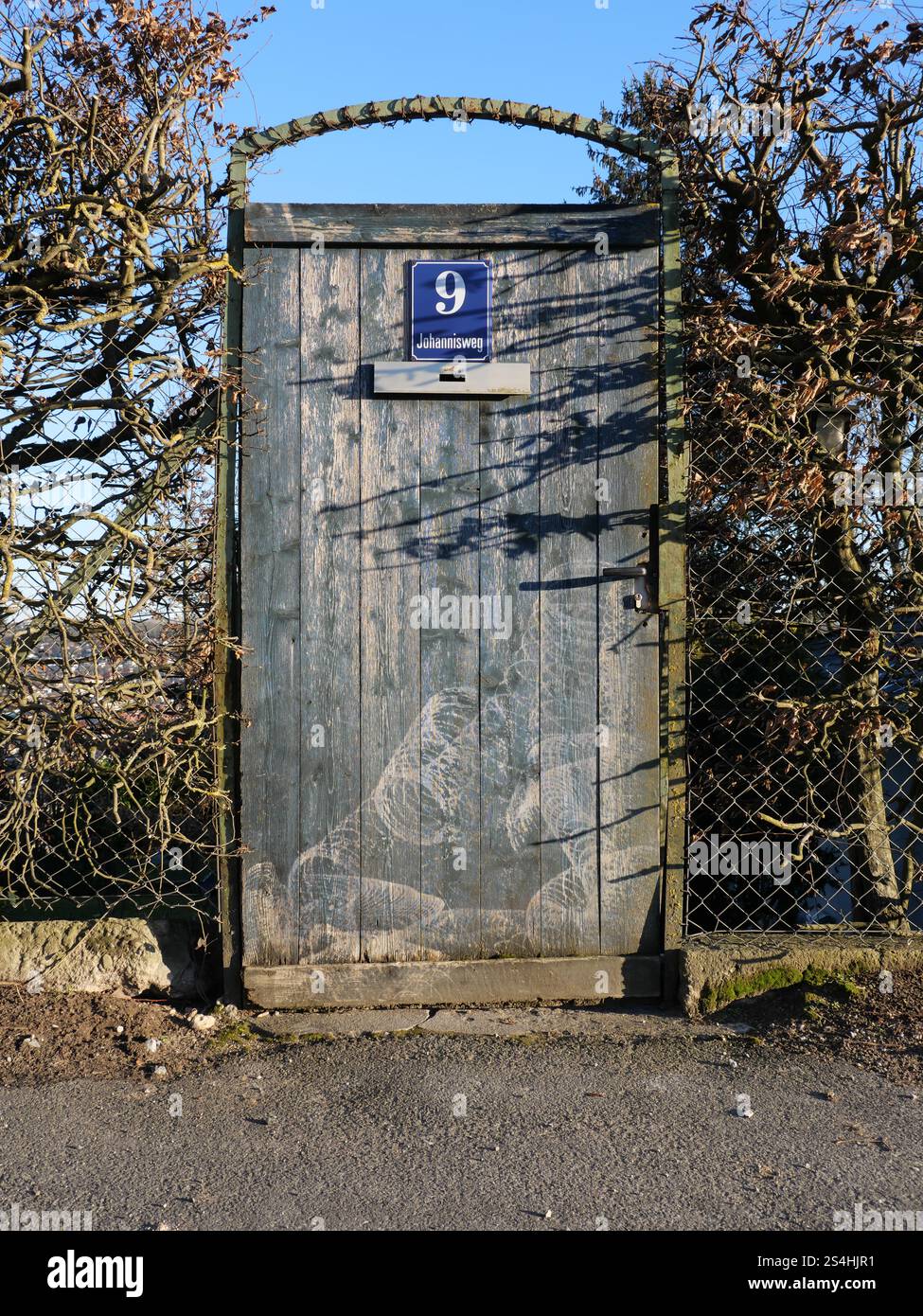 Entrance gate to an allotment garden in Johannisweg with a gate with ...